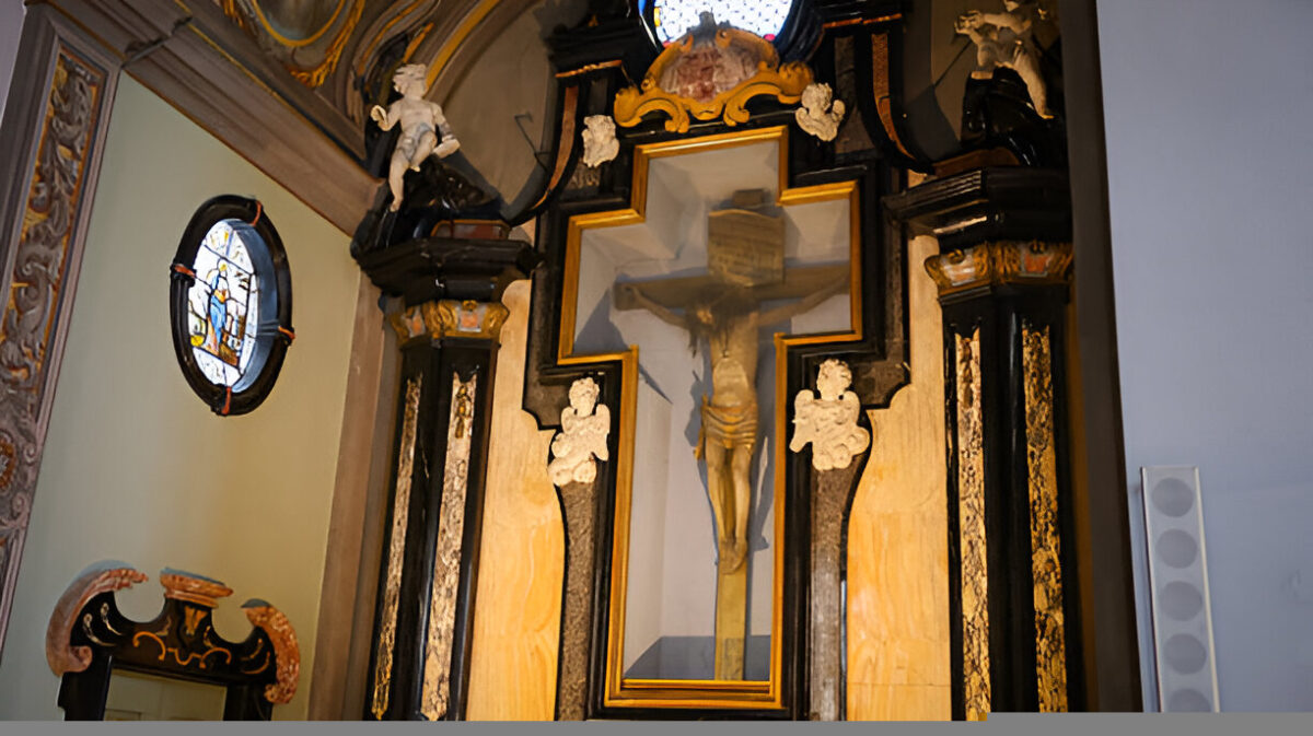Exploring the Cultural Significance of Traditional Interior Pieces